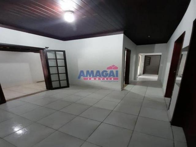 Casa à Venda em Jardim Santa Maria, Jacareí