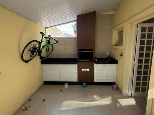 Casa à venda em Jundiaí no Condomínio Caminhos da Serra II, com 2 dormitórios, lazer completo e port