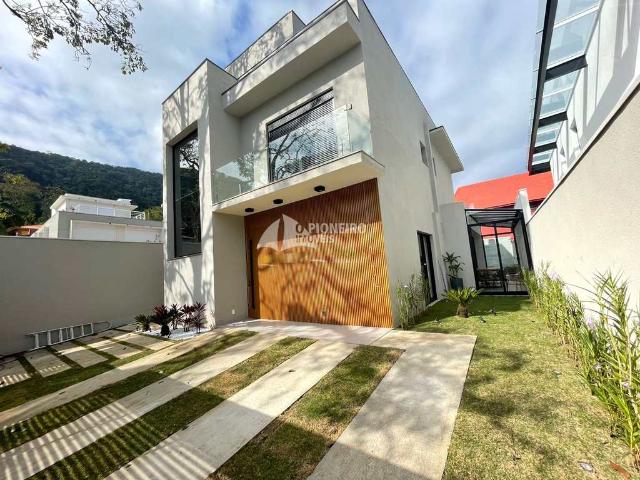 Casa à venda em Juquehy, conforto e lazer à beira mar!