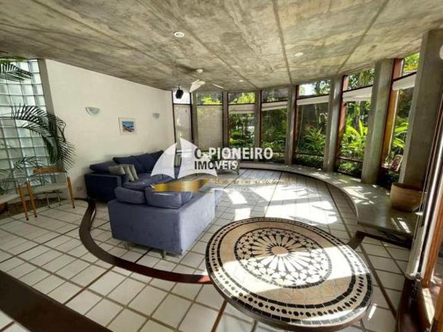Casa à venda em Juquehy, disponível a 250m da praia