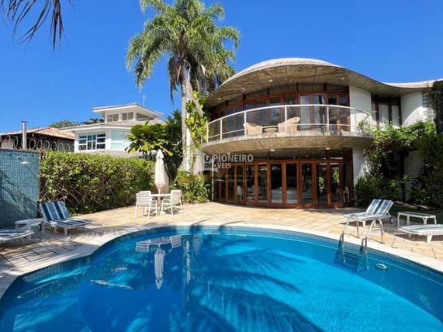 Casa à venda em Juquehy, disponível a 250m da praia