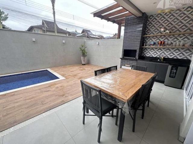 Casa à venda em Juquehy, em condomínio, a 500 m da praia