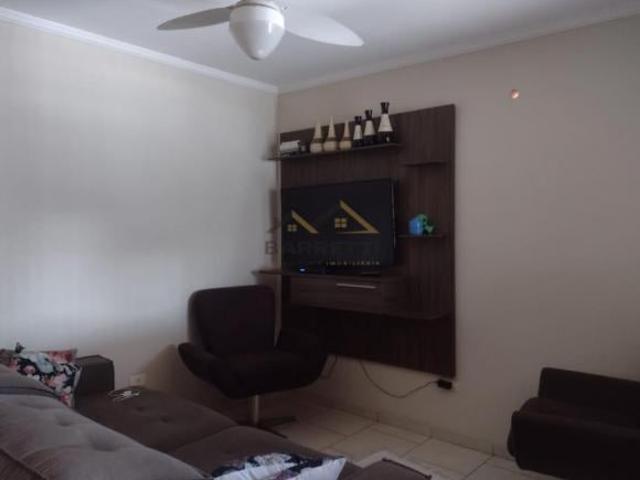 Casa a venda em ótima localização com 2 dormitórios sala cozinha espaço gourmet