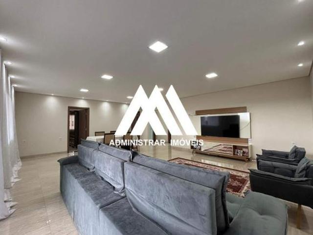 Casa á venda em lote de 360m² com loja em Igarapé MG!