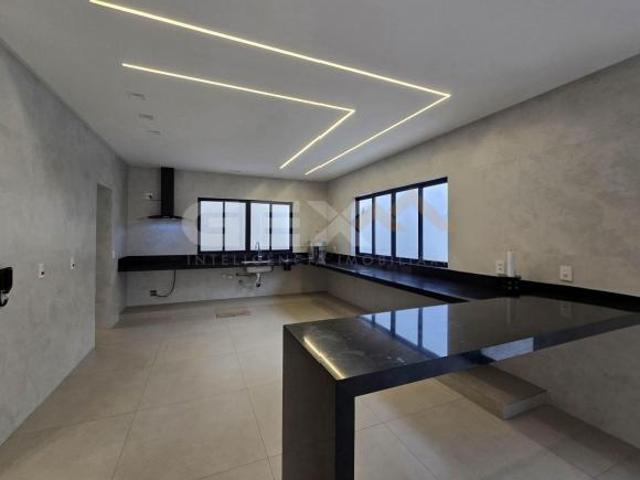 Casa à venda em lote inteiro no bairro Santa Marta