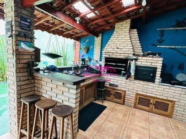 CASA À VENDA EM LOTE INTEIRO COM PISCINA E AMPLA ÁREA VERDE