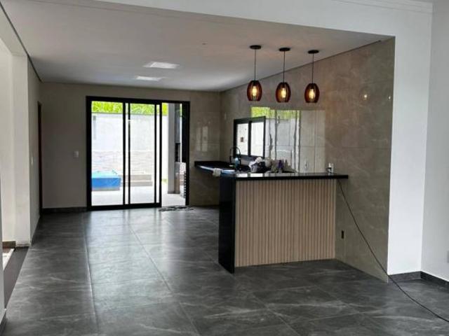 Casa à Venda em Loteamento de Atibaia – Piscina, Varanda e Espaço Home Off