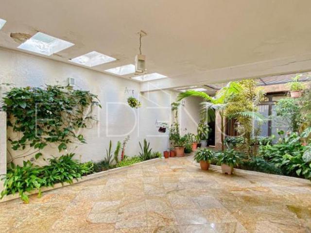 Casa à venda em localização privilegiada no miolo do Anália Franco com 177 m²