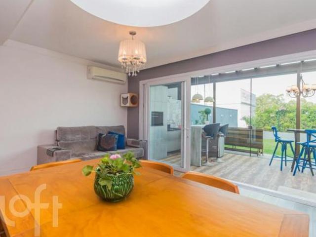 Casa à venda em Lomba do Pinheiro com 115 m², 3 quartos, 1 suíte, 2 vagas