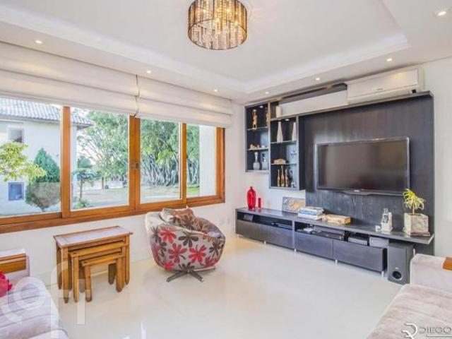 Casa à venda em Lomba do Pinheiro com 241 m², 3 quartos, 1 suíte, 2 vagas
