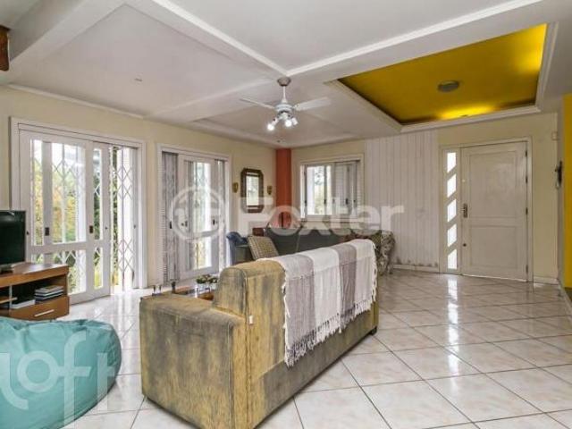 Casa à venda em Lomba do Pinheiro com 310 m², 5 quartos, 2 suítes, 2 vagas