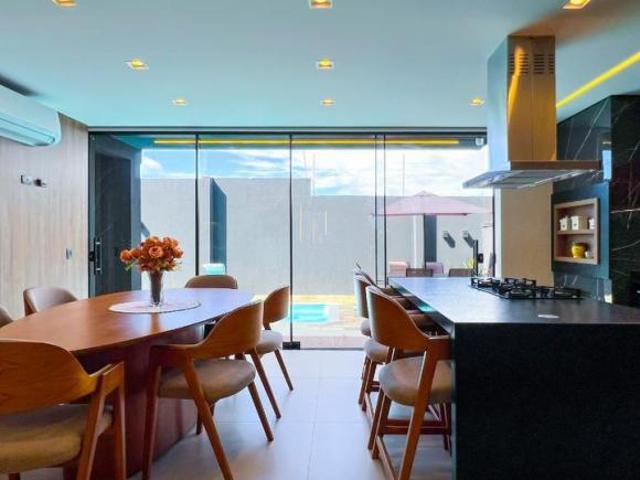 Casa à venda em Londrina, Conjunto Habitacional Alexandre Urbanas, com 3 suítes, com 220 m²