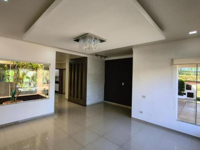 Casa à venda em Londrina, Esperança, com 3 quartos, com 178 m², Royal Forest Fase I
