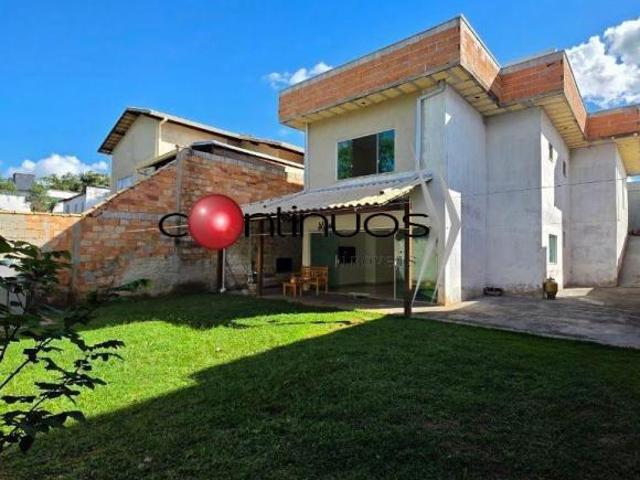 Casa à venda em Lagoa Santa MG: 4 quartos, 2 salas, 3 banheiros, 2 vagas de garagem!