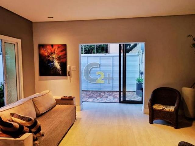 Casa à venda em Moema com 3 quartos, sendo 1 suíte e 5 vagas