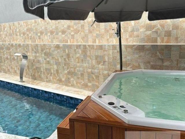 Casa à venda em Mongaguá, 3 dormitórios, 250m², R$699.900 mil
