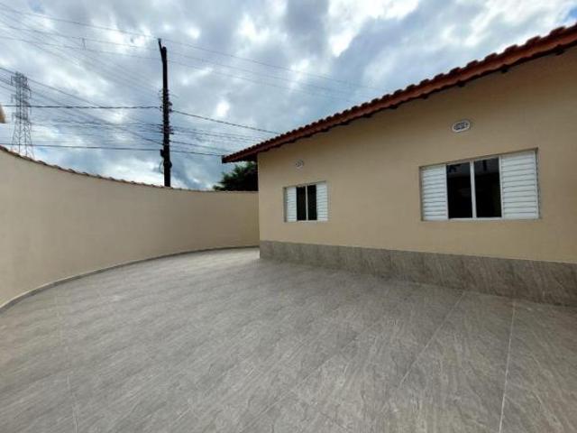 Casa à venda em Mongaguá SP com piscina privativa!