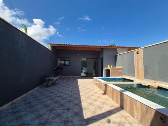 Casa à venda em Mongaguá SP Nova com piscina privativa!