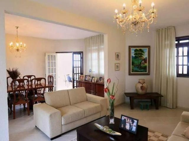 Casa à venda em Mangabeiras, BH | 4 quartos 1 suíte, 3 banheiros e espaço gourmet