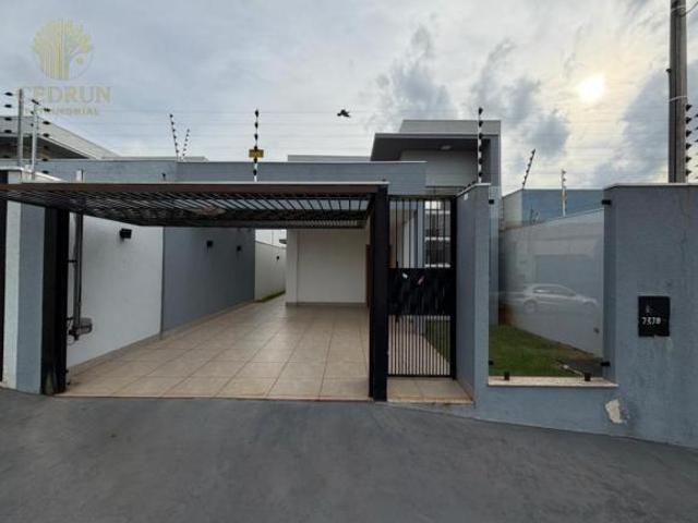 Casa à venda em Maringá, com 3 quartos, 125 m², com piscina, pé direito alto e projeto inteligente
