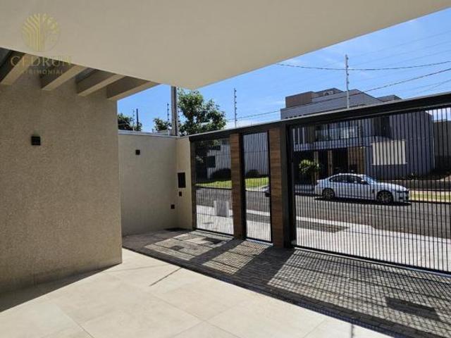 Casa à venda em Maringá, com 3 quartos, 138 m², pé direito alto e piscina aquecida