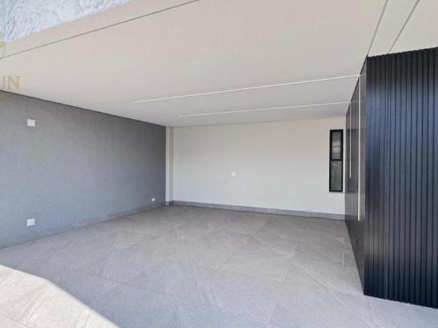 Casa à venda em Maringá, com 3 suítes, 204 m², piscina com hidromassagem e alto padrão