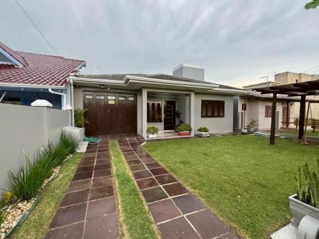 Casa à venda em Mariluz próxima ao mar!