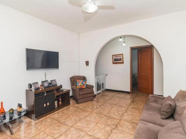Casa à venda em Medianeira com 168 m², 3 quartos, 1 suíte, 3 vagas