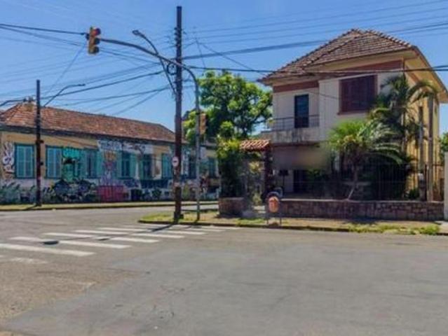 Casa à venda em Medianeira com 200 m², 3 quartos, 1 suíte, 6 vagas