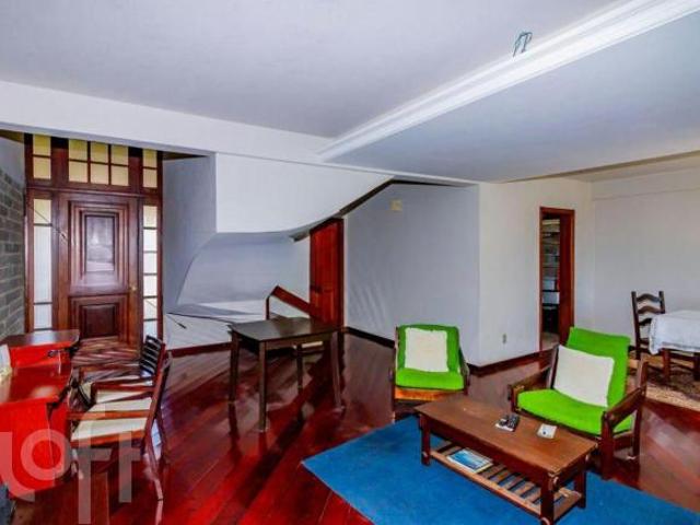 Casa à venda em Medianeira com 258 m², 3 quartos, 3 suítes, 1 vaga