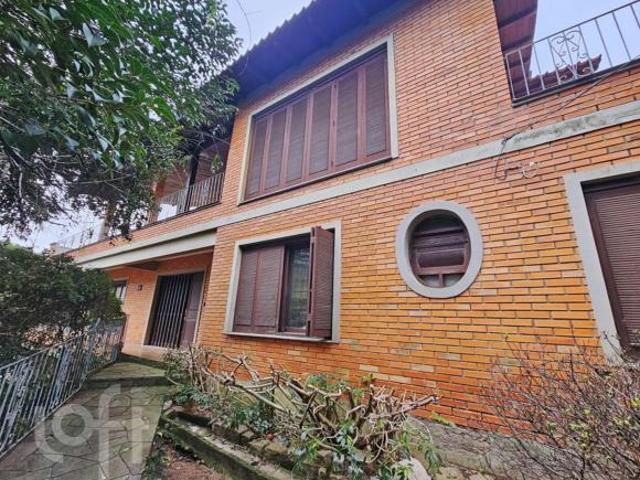 Casa à venda em Medianeira com 347 m², 4 quartos, 2 suítes, 5 vagas