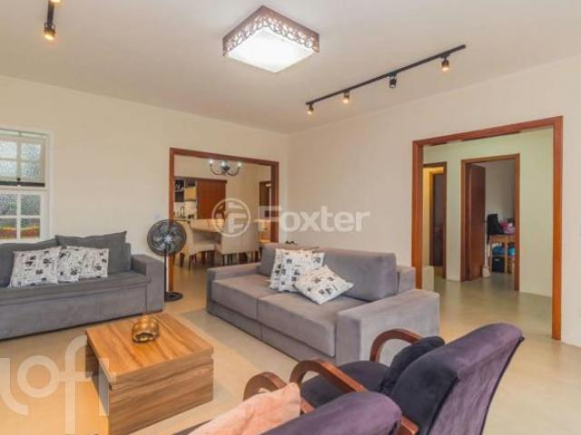 Casa à venda em Medianeira com 360 m², 5 quartos, 2 suítes, 4 vagas