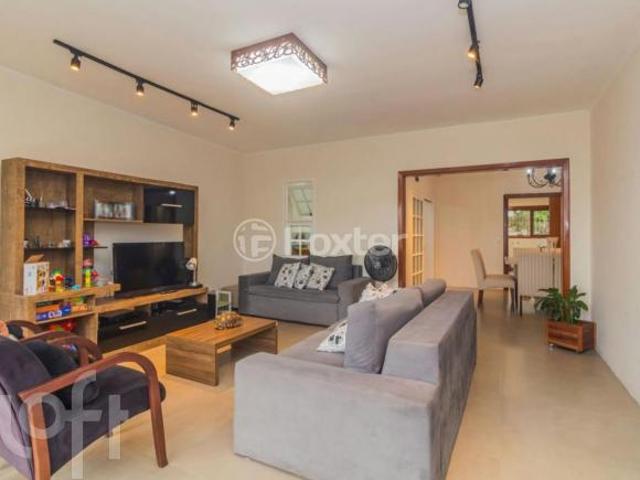 Casa à venda em Medianeira com 360 m², 5 quartos, 2 suítes, 4 vagas