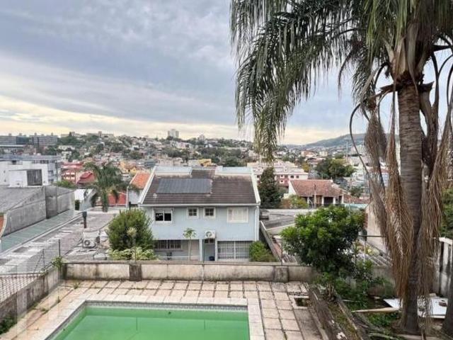 Casa à venda em Medianeira com 378 m², 3 quartos, 1 suíte, 3 vagas
