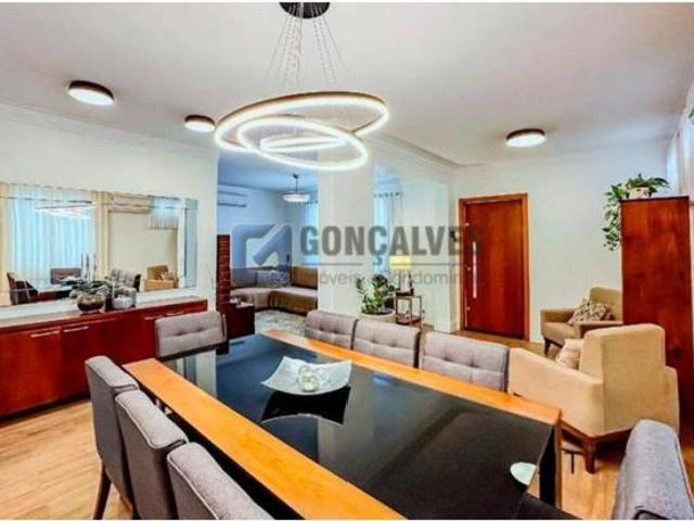 Casa à venda em Nova Petrópolis, SBC — 3 quartos, 2 suítes, 4 vagas