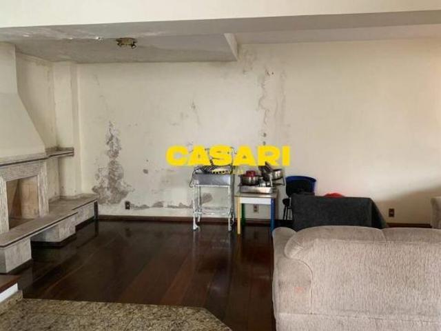 Casa à venda em Nova Petrópolis | 4 suítes, piscina e 411 m² em São Bernardo do Campo