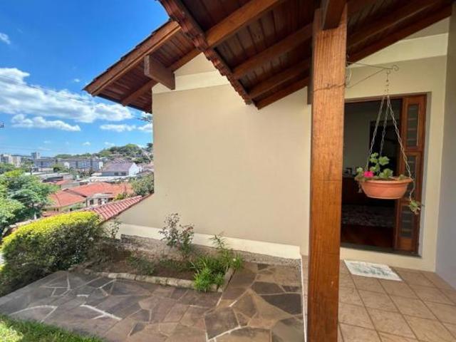Casa à venda em Novo Hamburgo Piscina privativa e churrasqueira!