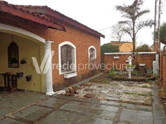 CASA À VENDA EM SOUSAS, 03 DORMITÓRIOS, TERRENO 976m²