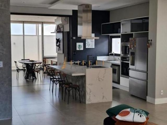 Casa à venda em Sorocaba, Condomínio Villa do Bosque, com 3 suítes, com 250 m²