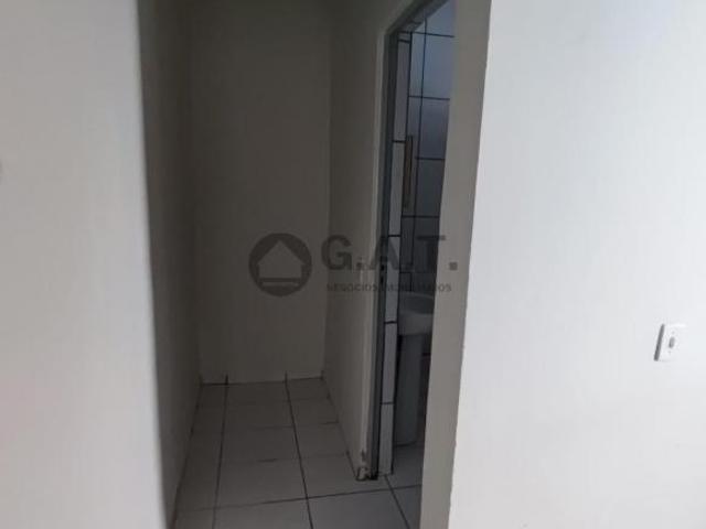 Casa à venda em Sorocaba SP, Jardim Pacaembu: 2 quartos, 1 suíte, 1 sala, 2 banheiros, 2 vagas de ga