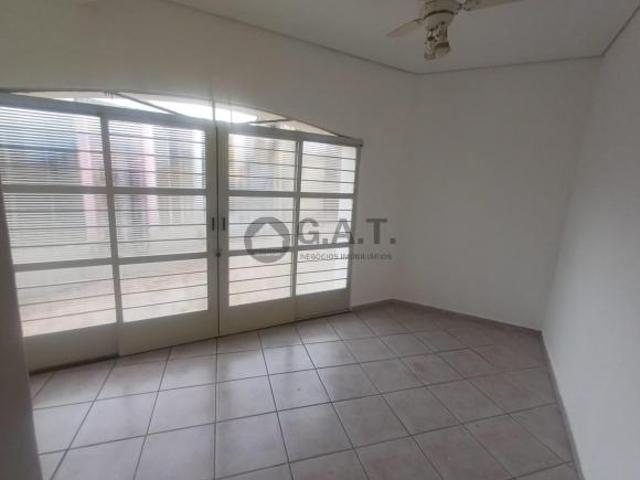 Casa à Venda em Sorocaba SP na Vila Hortencia: 3 Quartos, 1 Suíte, 2 Salas, 3 Banheiros, 1 Vaga, 210
