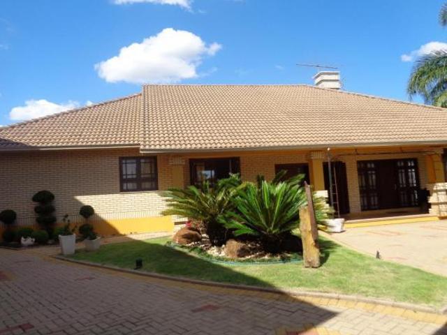 Casa à venda em San Ciro, Portão 294m² Salão de festas, Churrasqueira, Closet, Lareira