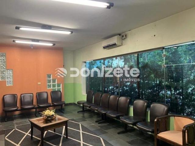 Casa à venda em Santo André Jardim – 4 dormitórios, 2 suítes, 6 vagas, frente
