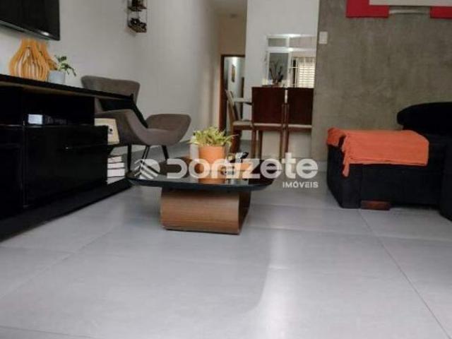 Casa à venda em Santo André Parque Oratório com 2 quartos, 2 salas e espaço gourmet