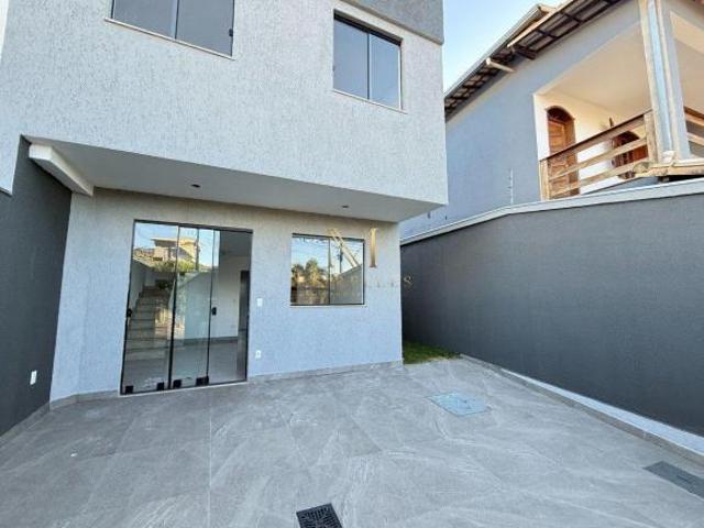 Casa duplex 3 quartos suíte 2 vagas no Santa Amélia/BH