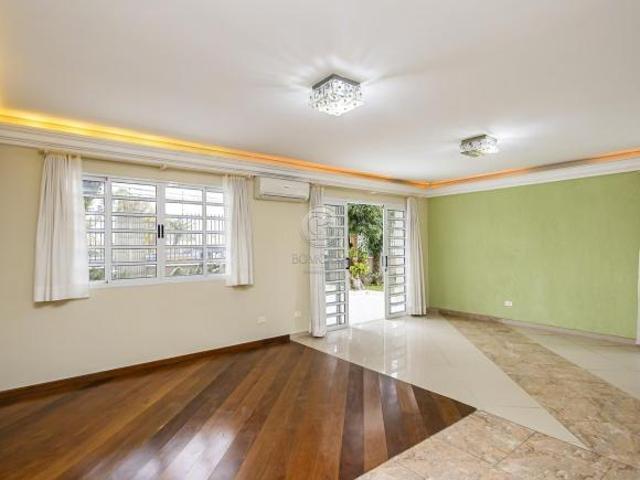 Casa em condomínio fechado em Santa Felicidade com