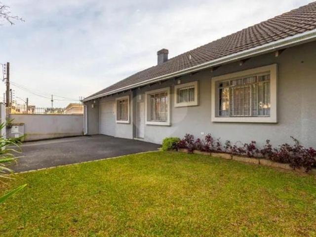 Casa à Venda em Santa Felicidade com Piscina, Quintal Amplo, Churrasqueira e 4 Quartos