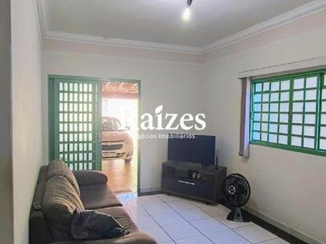 Casa à venda em Santa Rosa, Uberlândia – 3 quartos, varanda gourmet, 2 vagas