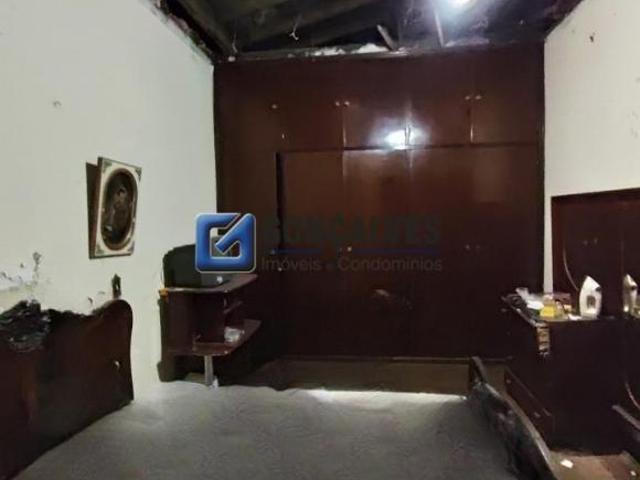 Casa à venda em Santa Terezinha, Santo André – 1 vaga, acabamento em madeira