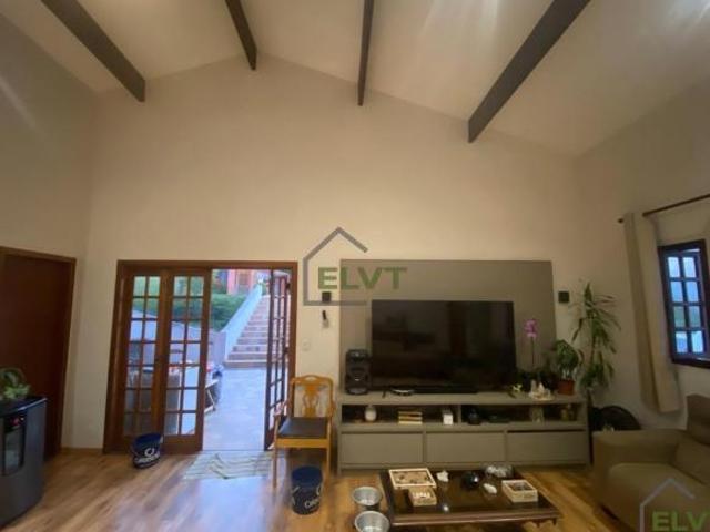Casa à Venda em Santana de Parnaíba | 3 Quartos, Piscina e 6 Vagas